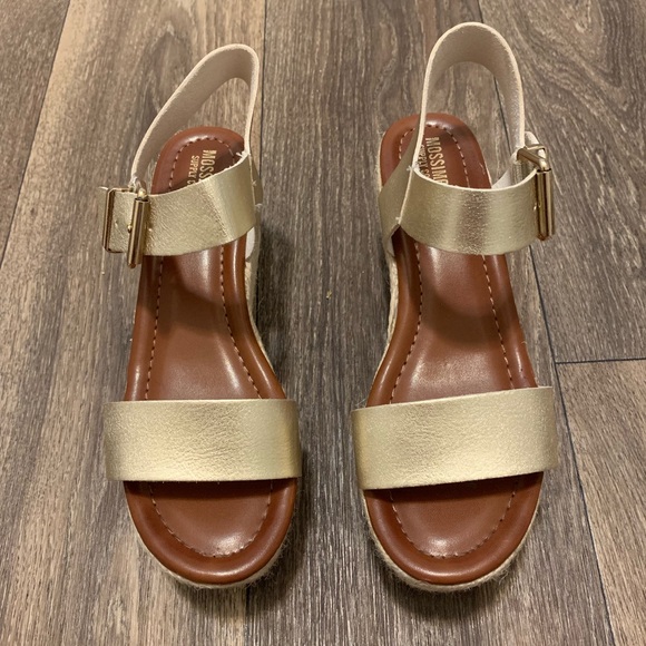 Mossimo Supply Co. | Shoes | Gold Sandal | Poshmark